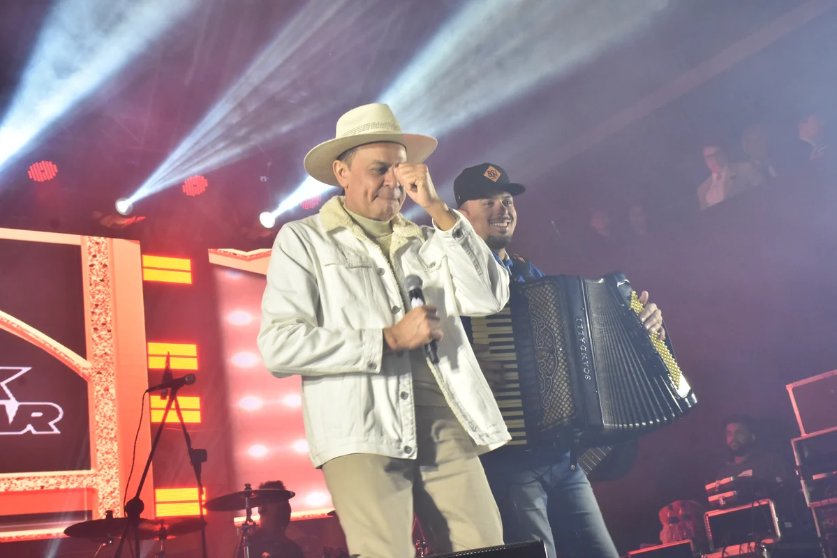 Frank Aguiar fecha o Jantar do Panificador com muita música e alegria ...